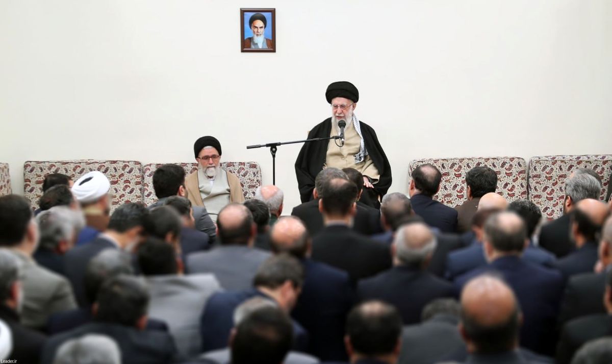 تنها راه‌حل مشکلات، پایبندی به مبانی انقلاب است حفظ رویکرد انقلابی